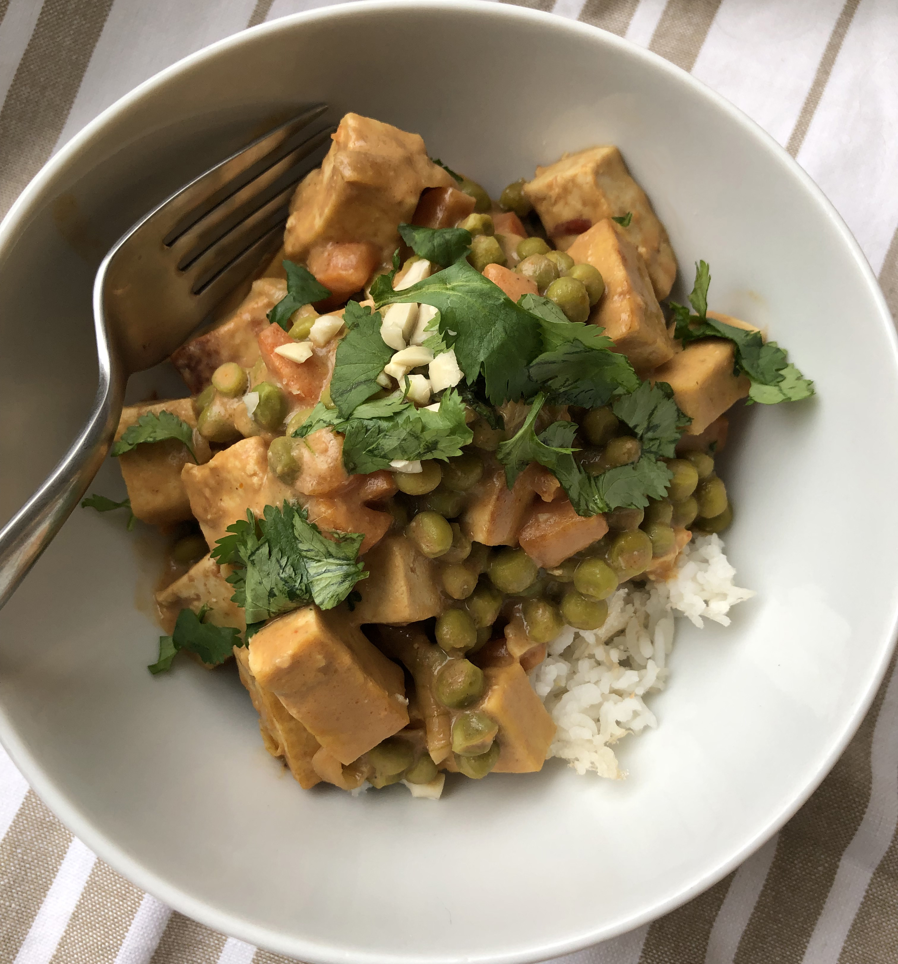 Tofu aux légumes et sauce aux arachides – Courgette et chocolat